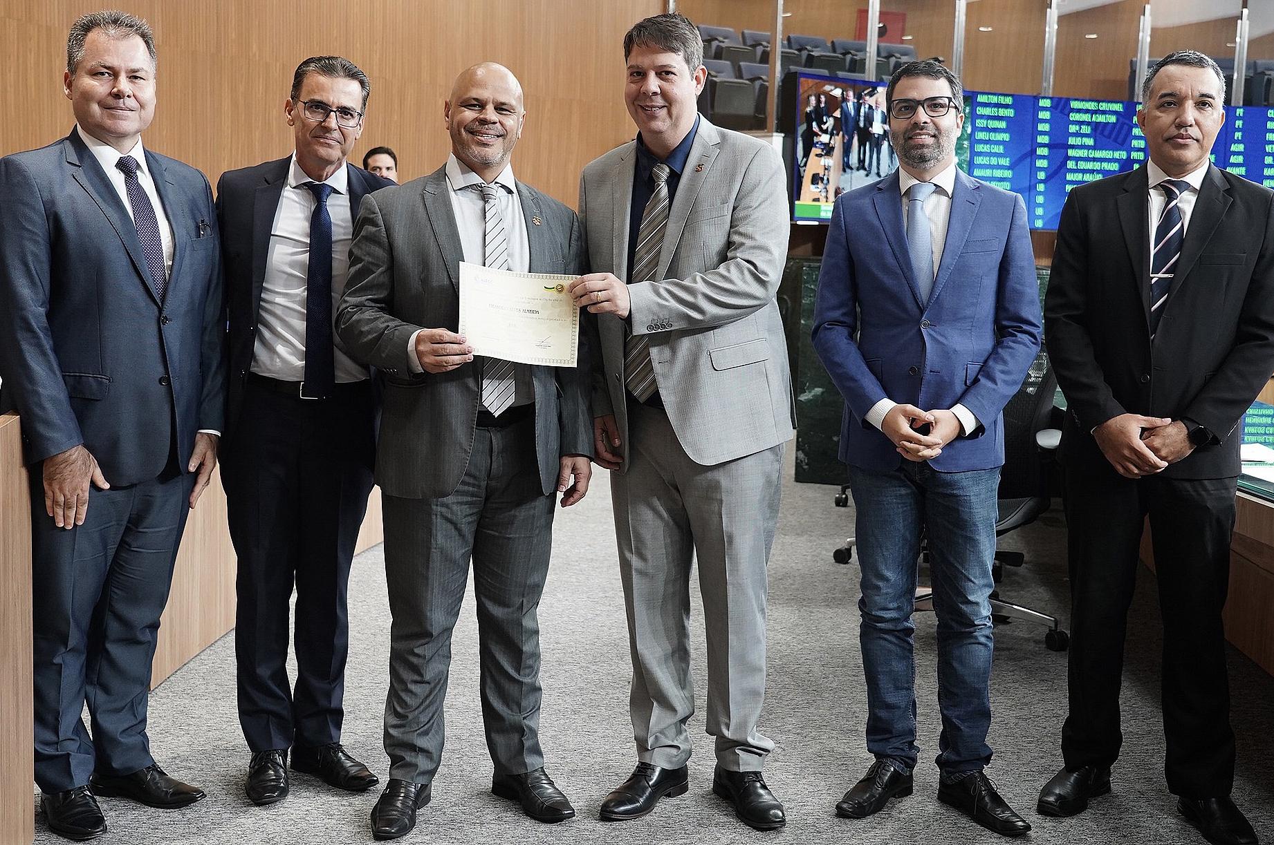 Oficiais e oficialas de Justiça do Estado de Goiás são homenageados | O ...