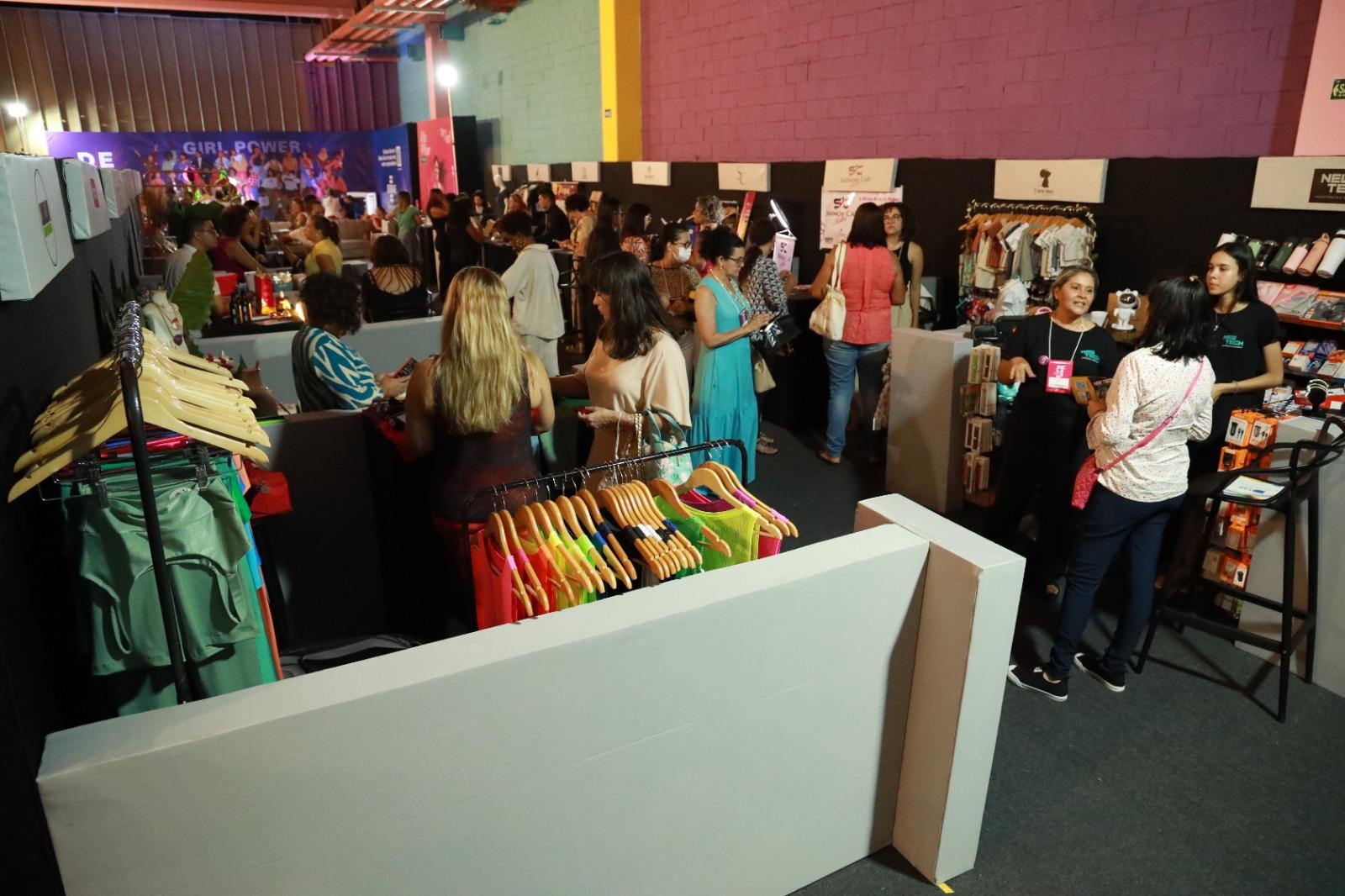 "Delas - Mulher de negócios' reúne três mil pessoas em prol do ...