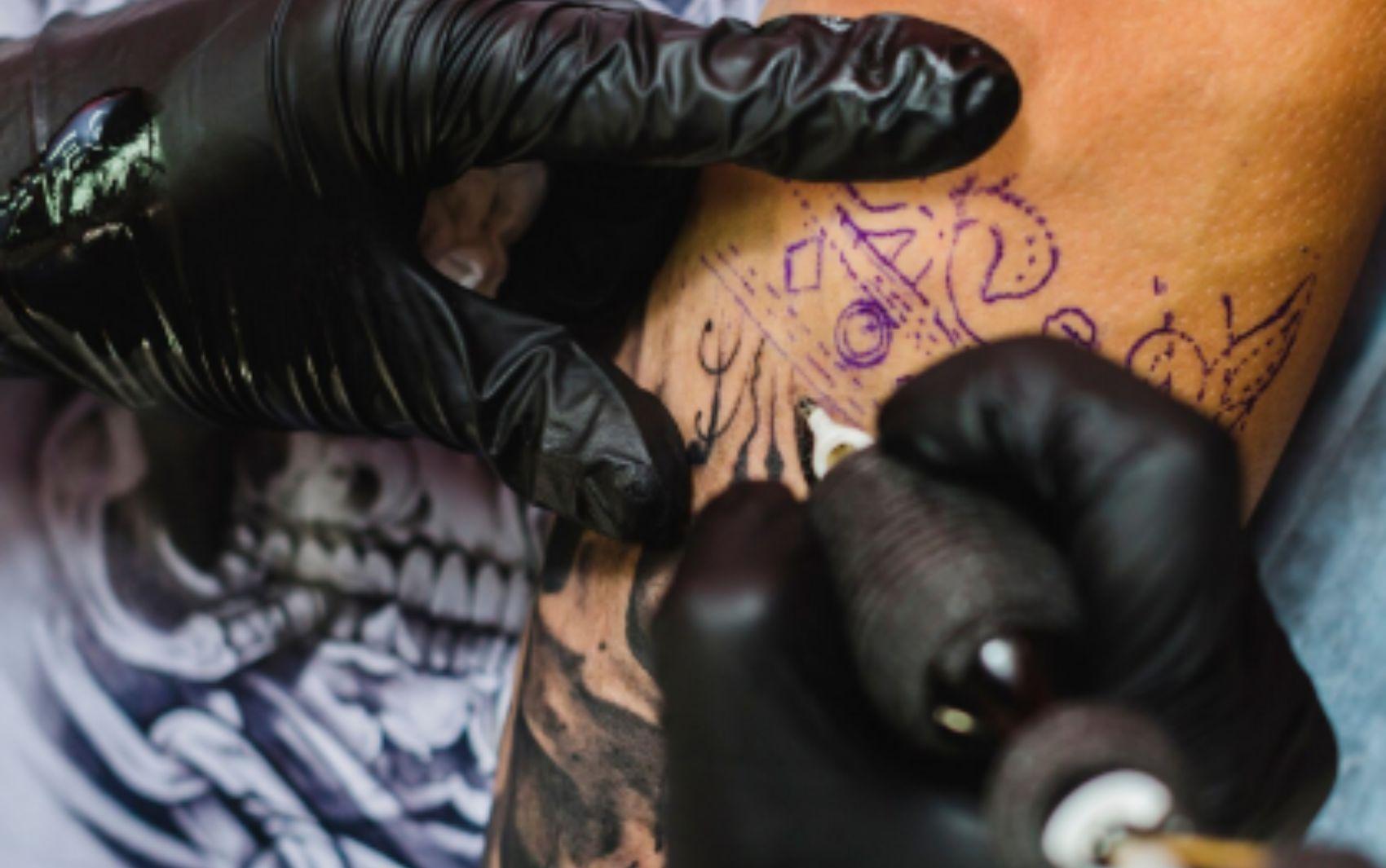 Tatuagens De Tom Hardy Tom Hardy Perde Aposta E Faz Tatuagem Em
